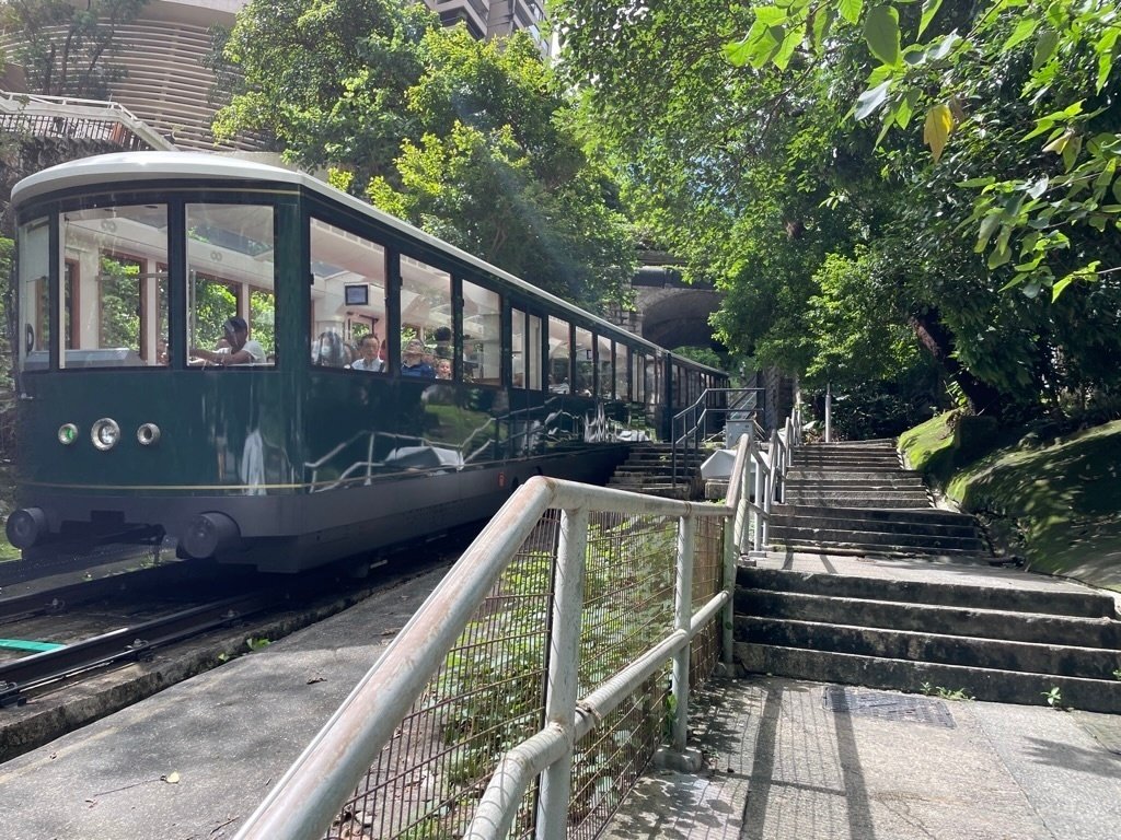 【香港99日間 #30】「ビクトリアピーク」まで歩いて登ってみよう｜エスカルゴ