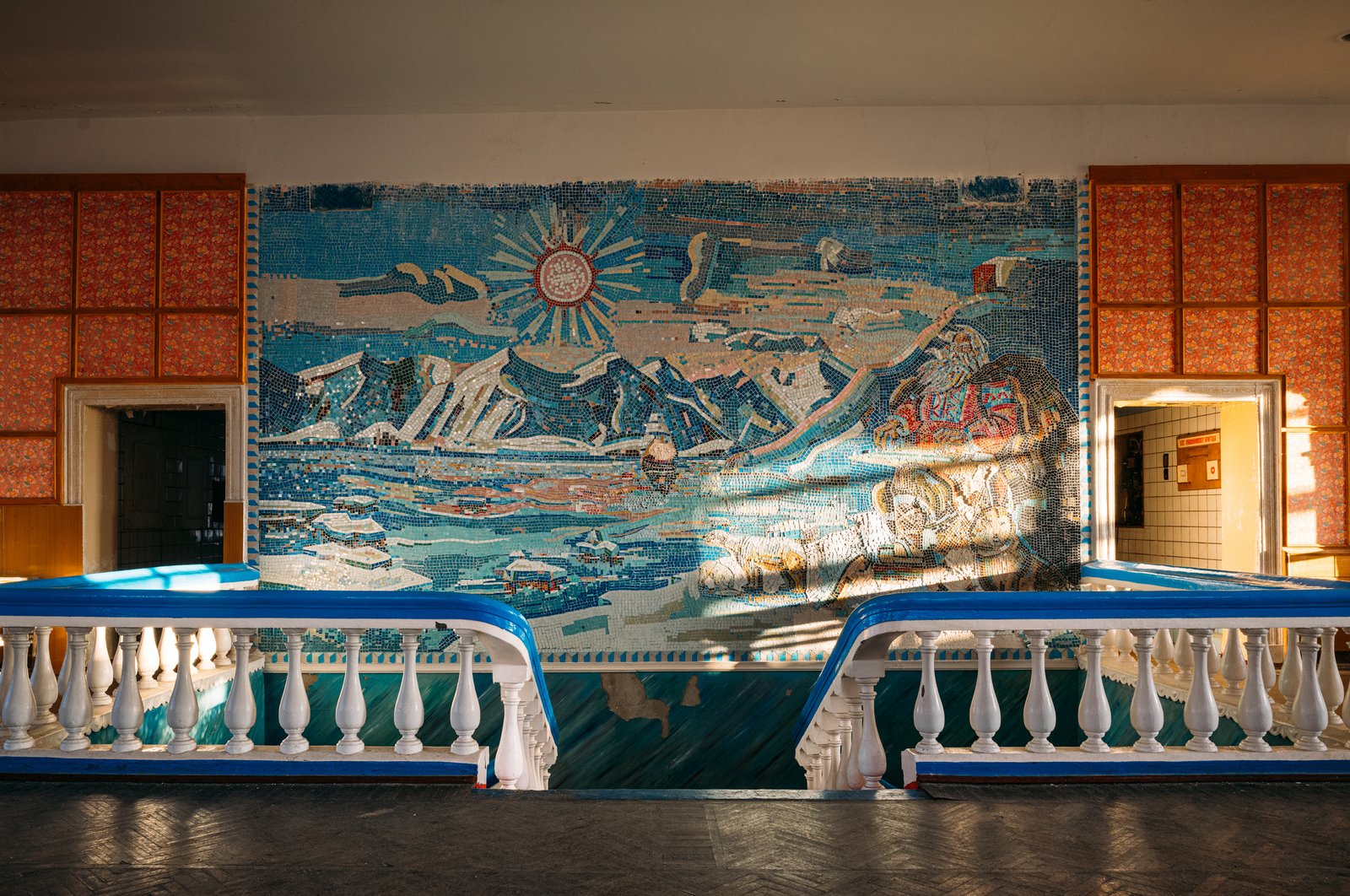 【フォトギャラリー】謎多き廃墟「ピラミデン」 写真家・佐藤健寿が切り撮る北極圏に眠る社会主義国家｜朝日新聞出版さんぽ