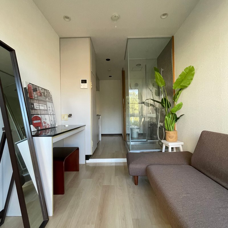 【予想外、、】この倉庫で快適な生活ができるのか調査！！｜RoomPaのお姉さん