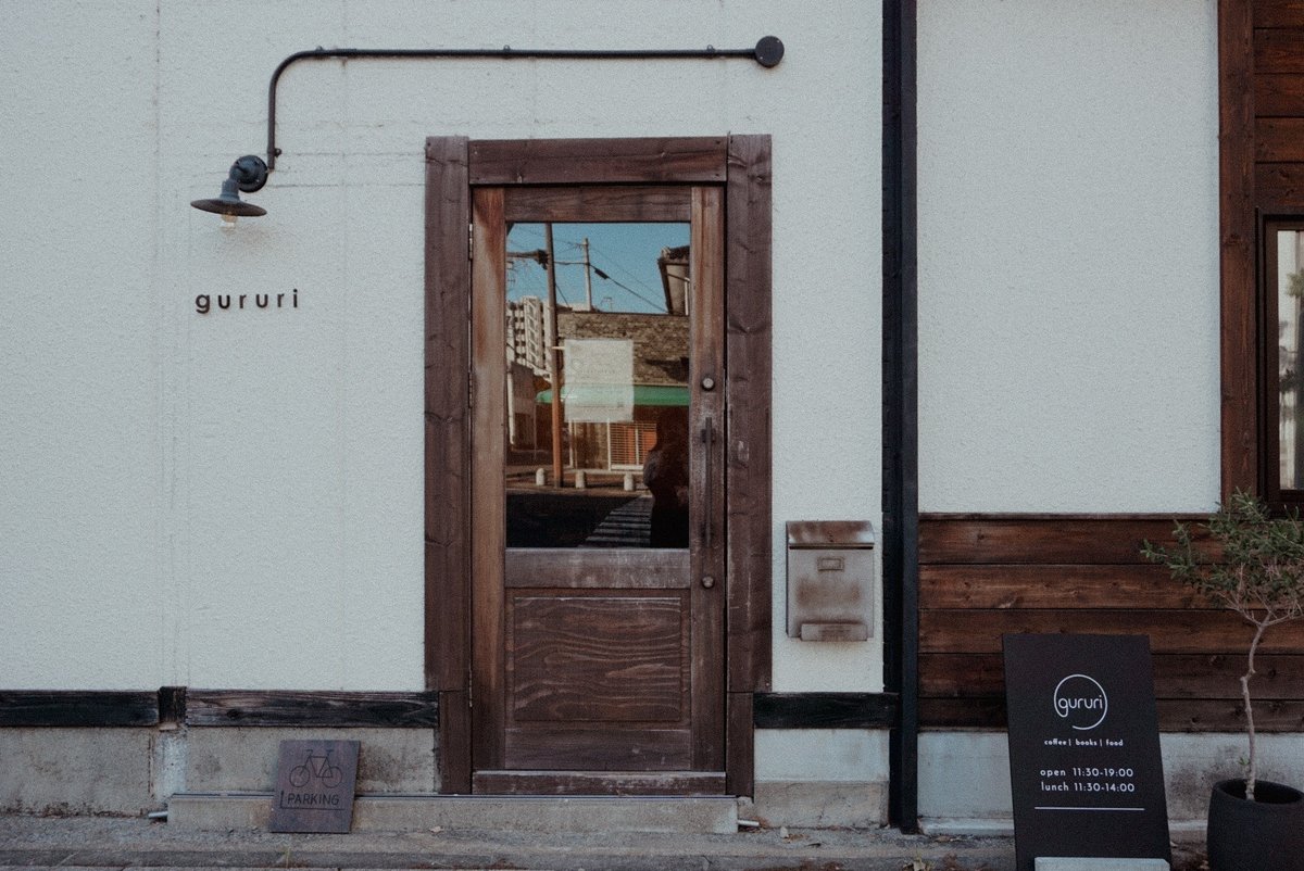 夜の喫茶店で、ただ本を読む。そんな贅沢を知っていますか？｜misaki｜散歩日和