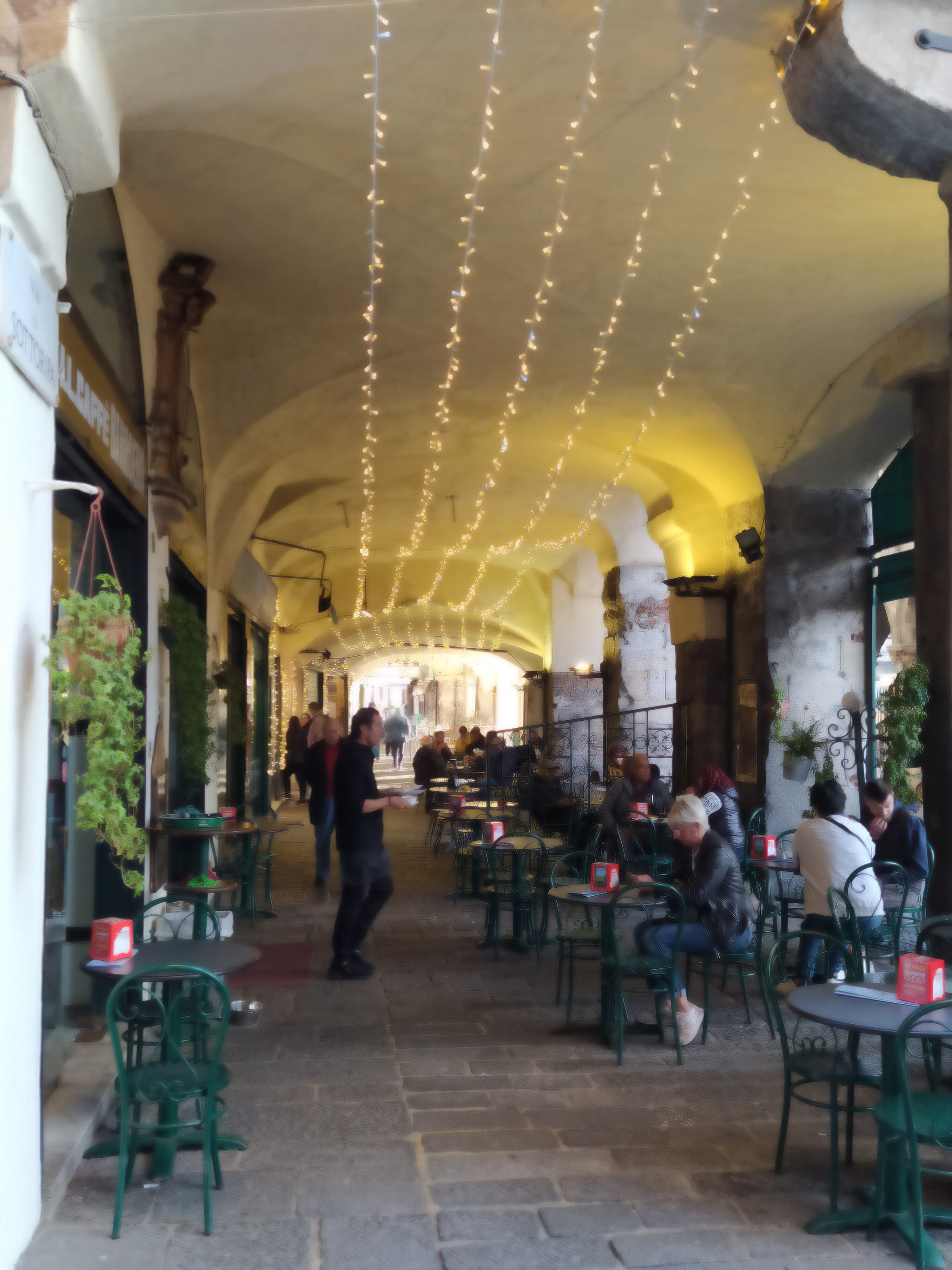 ソットリーパ/Sottoripaに並ぶ屋外席｜Jacqueline