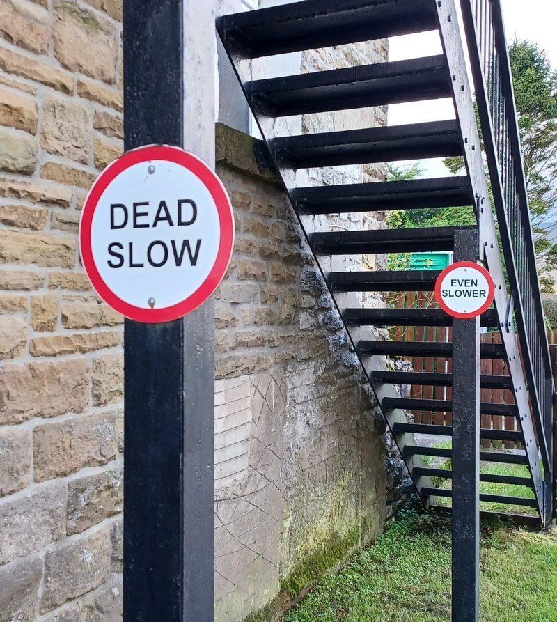 何?このえいご表現：[DEAD SLOW]ってどんな意味？｜K | けい 【英国暮らしとえいごの本】