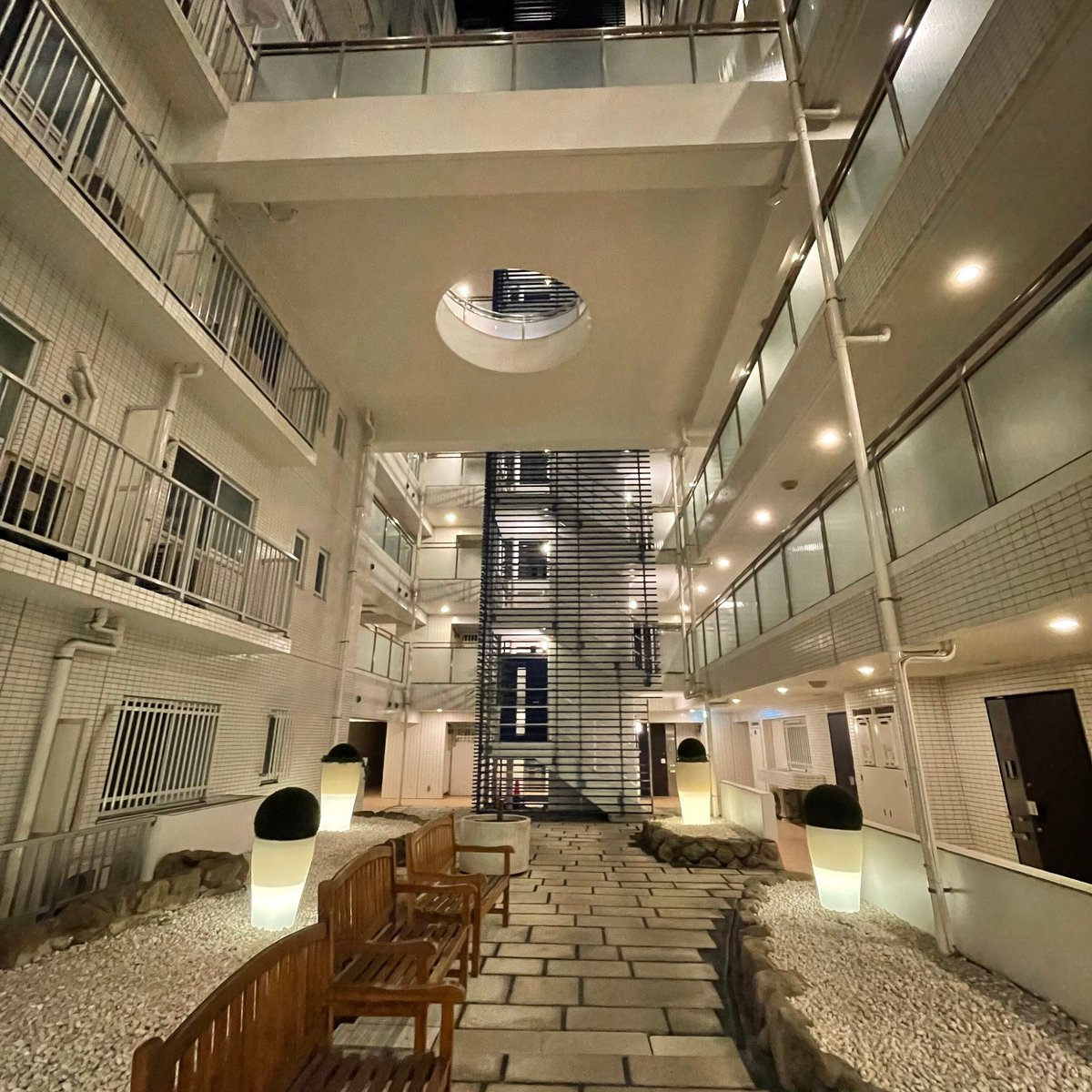 【家に温泉！？】新宿に温泉が湧くマンションがあると聞いたので調査！｜RoomPaのお姉さん