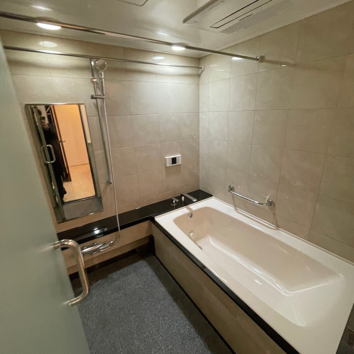 【家に温泉！？】新宿に温泉が湧くマンションがあると聞いたので調査！｜RoomPaのお姉さん