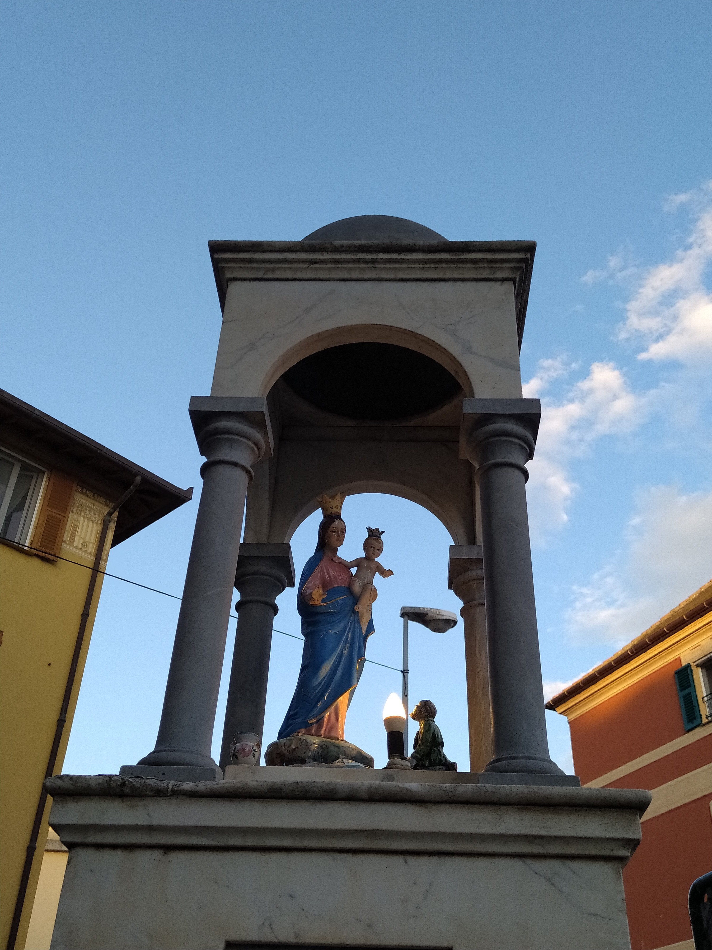 街角の聖母子像に灯る光｜Jacqueline