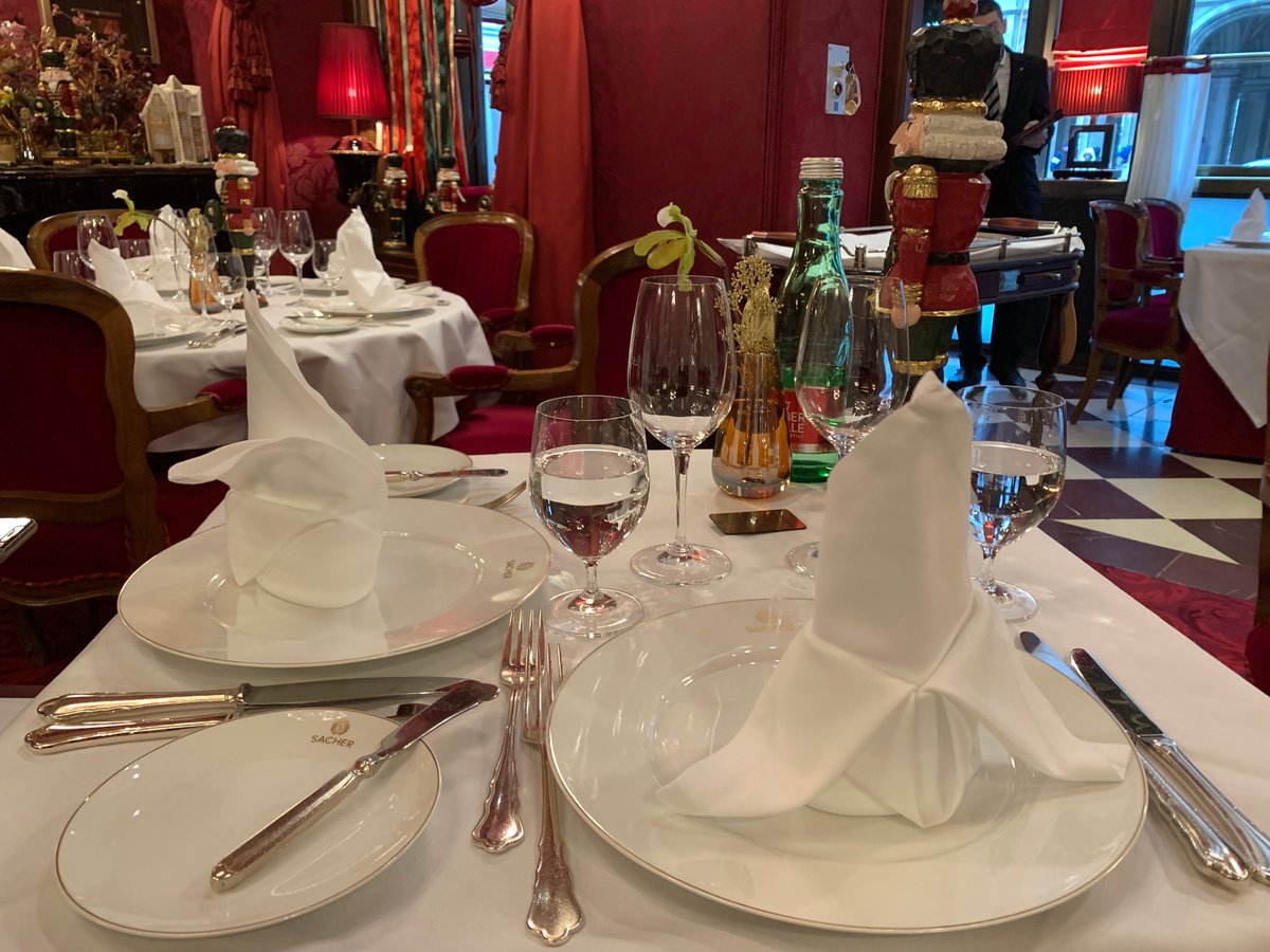 レストラン ザッハーホテル ウィーン Hotel SACHER Wien Rote Bar フランツ・ヨーゼフ1世皇帝ポートレー｜綾 クレ ...