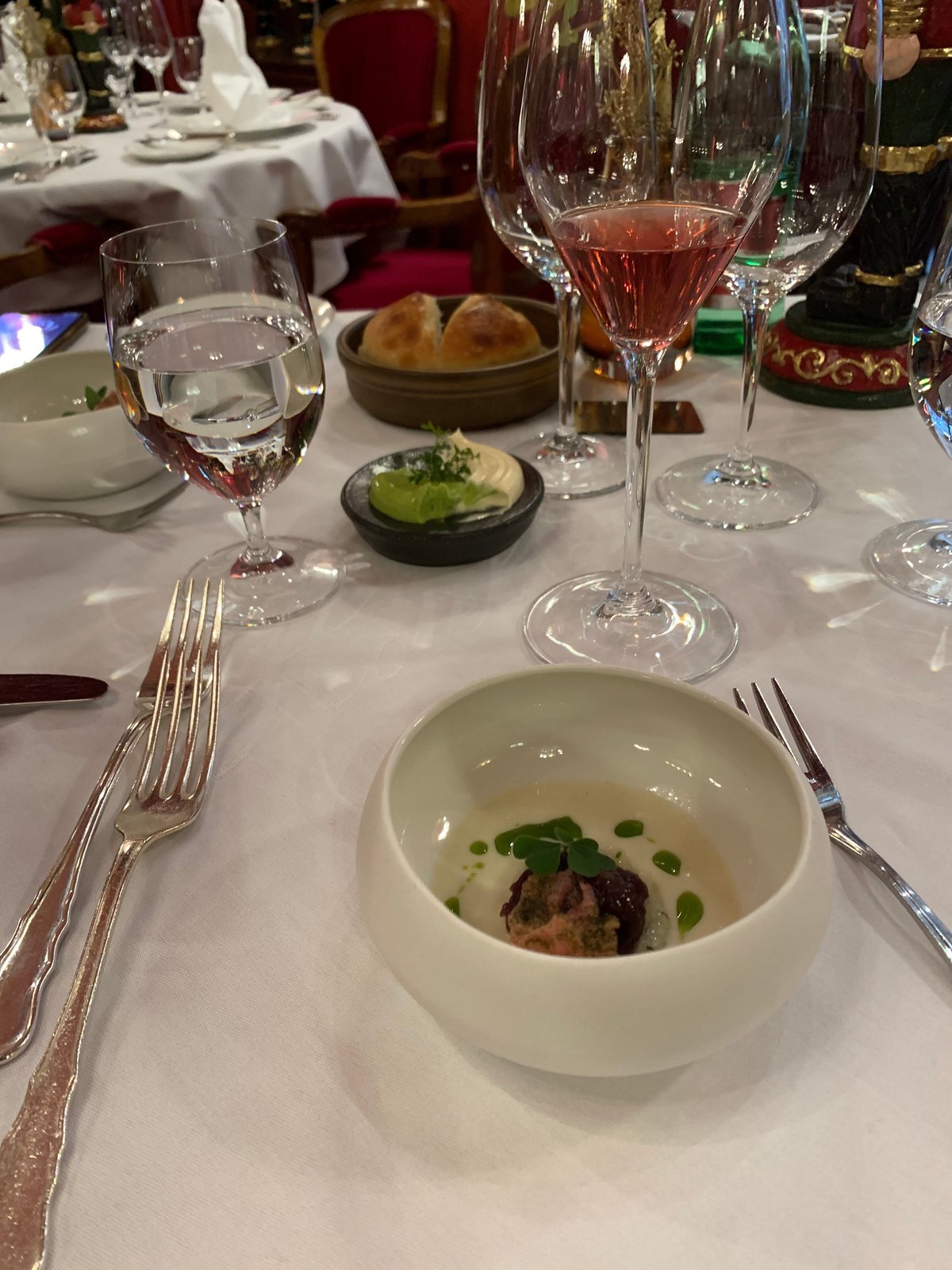 レストラン ザッハーホテル ウィーン Hotel SACHER Wien Rote Bar フランツ・ヨーゼフ1世皇帝ポートレー｜綾 クレ ...