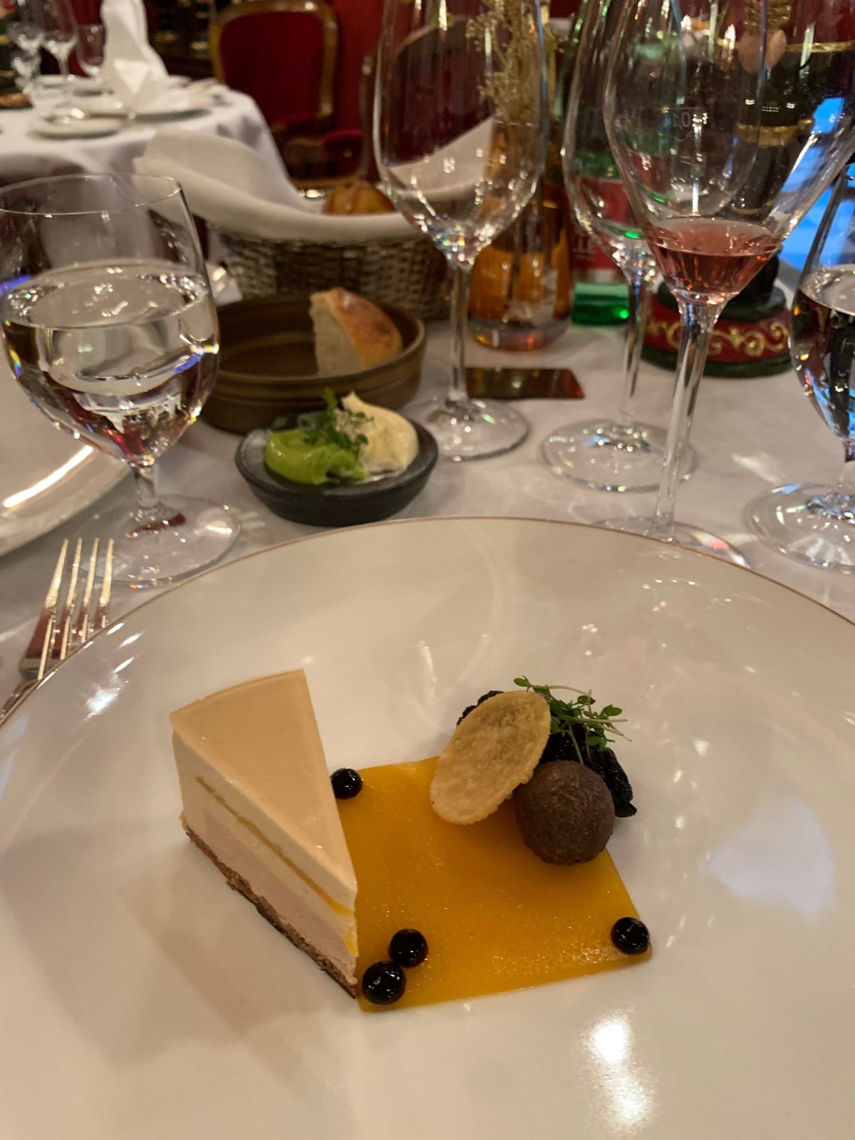 レストラン ザッハーホテル ウィーン Hotel SACHER Wien Rote Bar フランツ・ヨーゼフ1世皇帝ポートレー｜綾 クレ ...