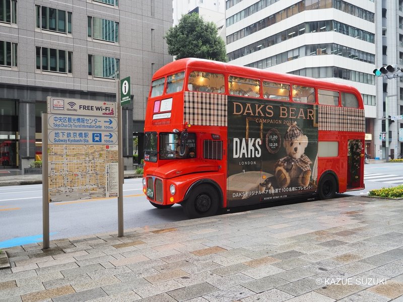 英国エレガンスをテイストする「DAKS」とのアフタヌーンティー・スタイル｜写真家 鈴木和枝 TOKYO × LONDON BUS