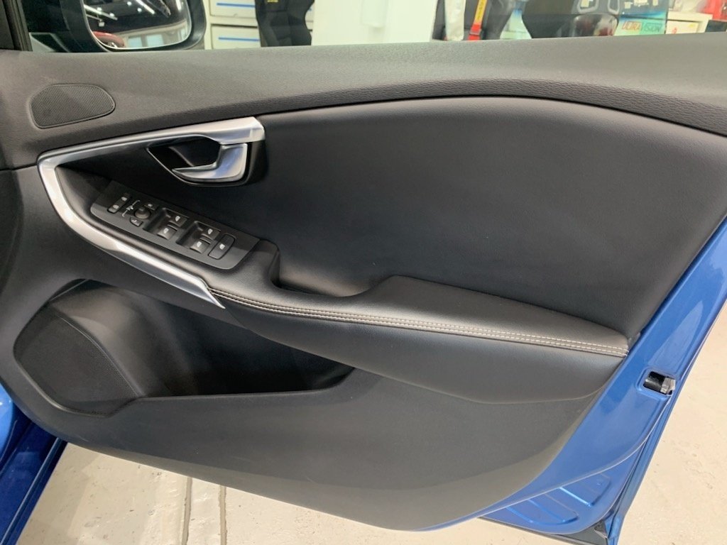 ボルボV40（2代目）2012年～2019年ドア内張り取り外し方｜naka-yoshi