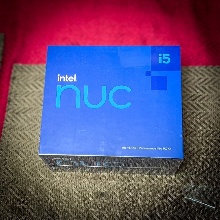 売れ残っていた intel nuc で linux サーバをたてる｜しょっさん