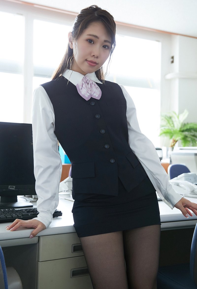 【53枚】魅惑の後輩OL 麻倉ひな子｜【公式】解禁グラビア＆お宝写真集