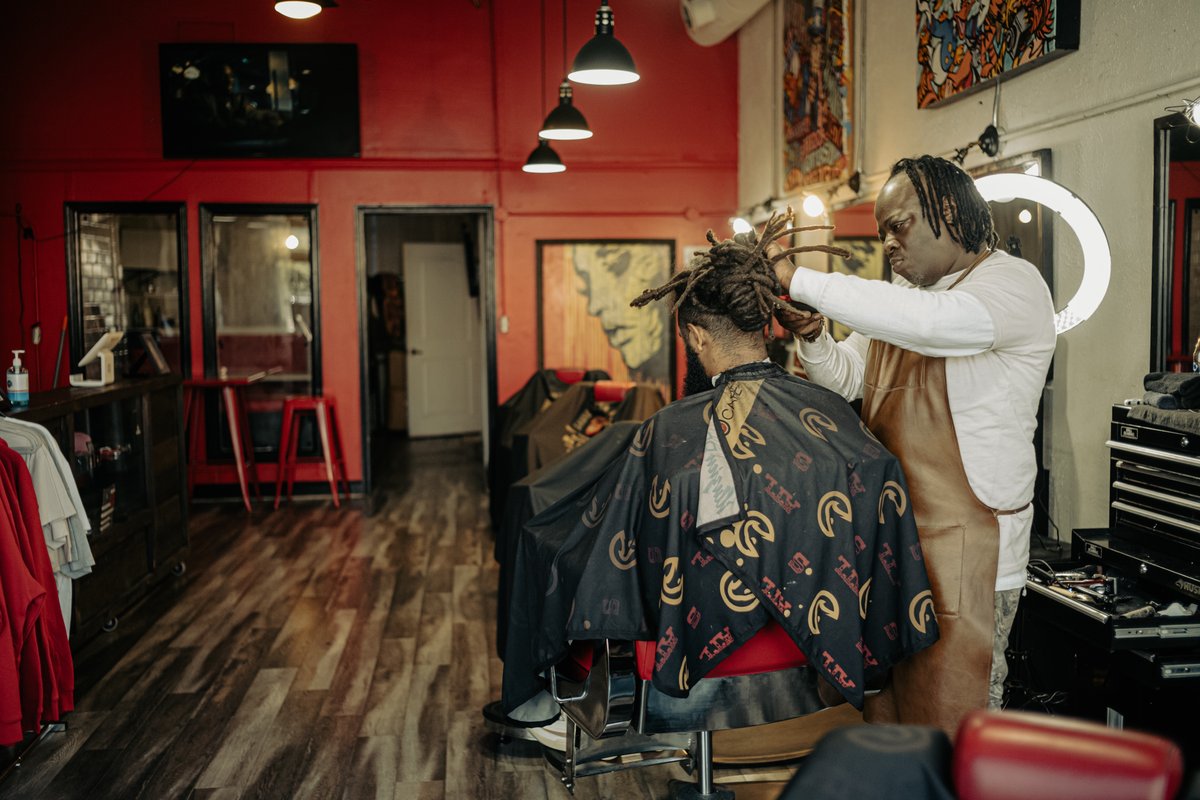 Barber shop ＜LEICA M10-P＞｜MOJA MOJA