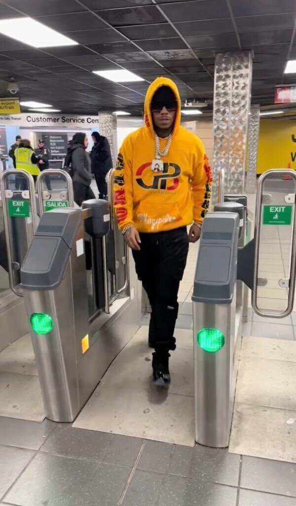 NY市地下鉄。無賃乗車型初で、新改札を導入。｜DigitalCreator