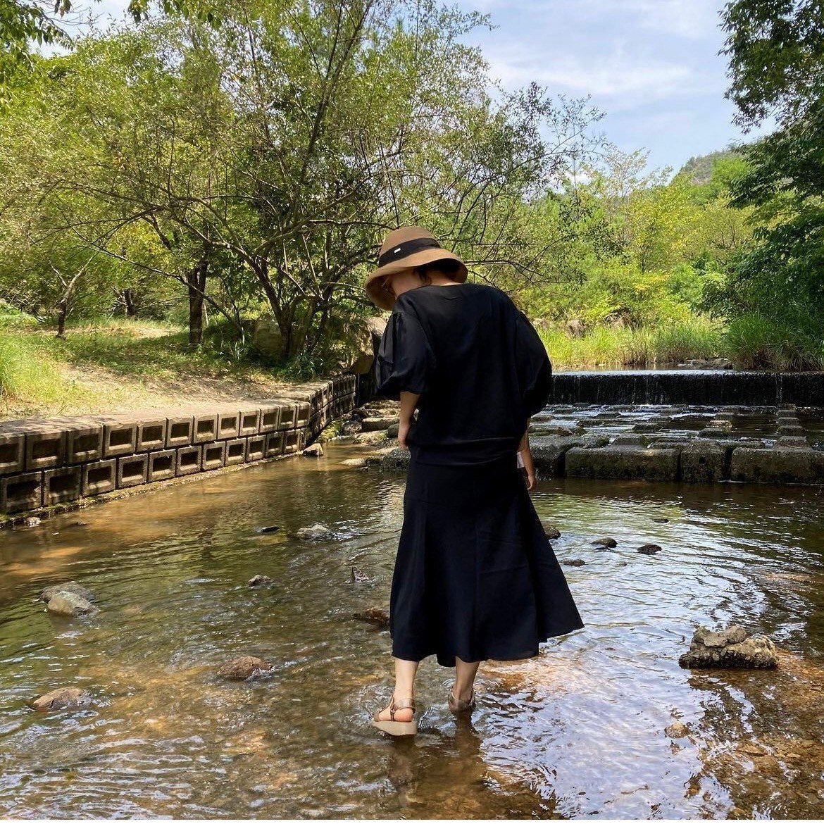 荷物は最小限！旅コーデのお供に欠かせないもの｜井川真弓（IKAWA MAYUMI）