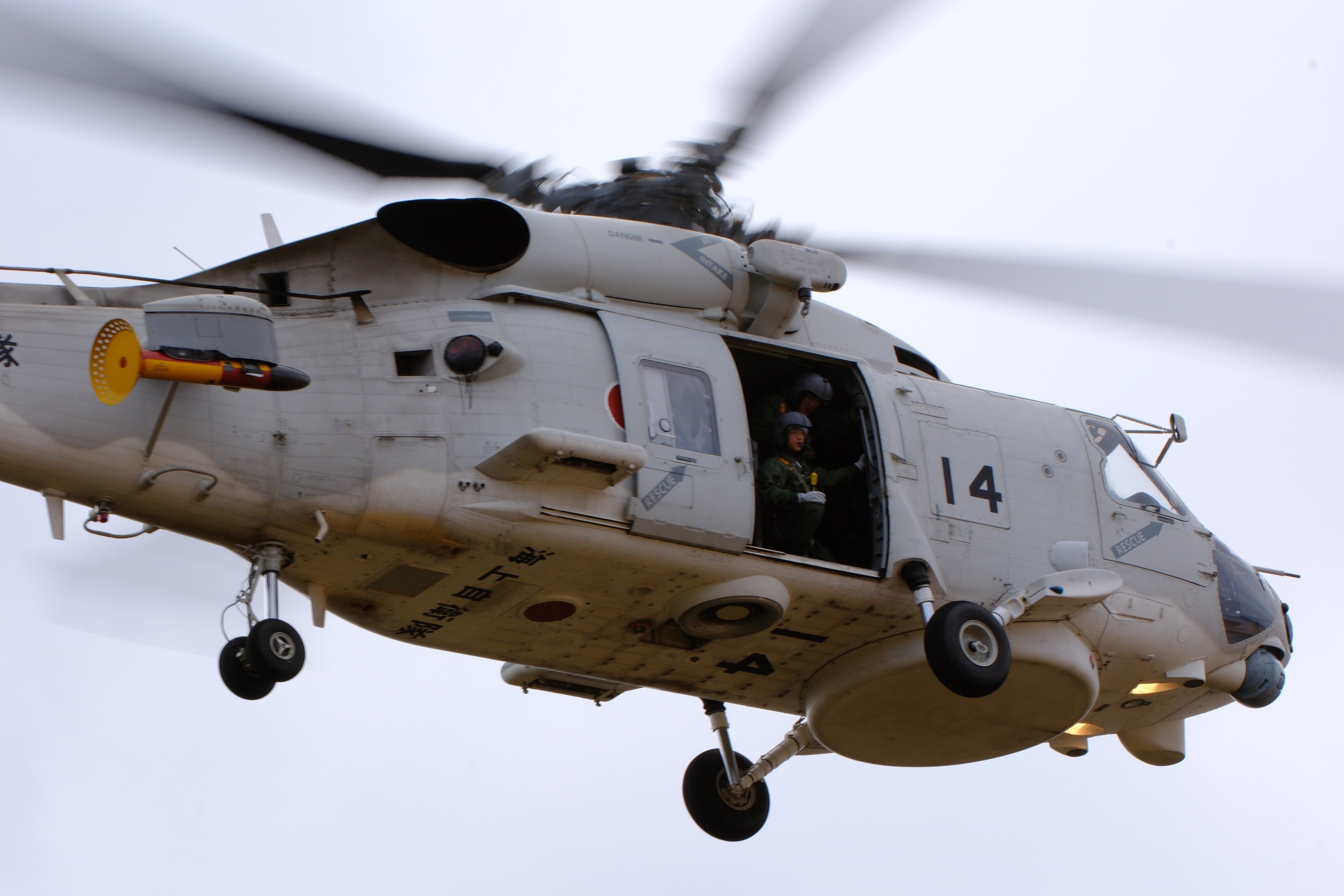 今日の鹿屋航空基地 寒風吹きすさぶ中 ホバリング訓練 微動だにしませんでした 私は指はかじかんで鼻水拭いながらでした｜takakumajapan