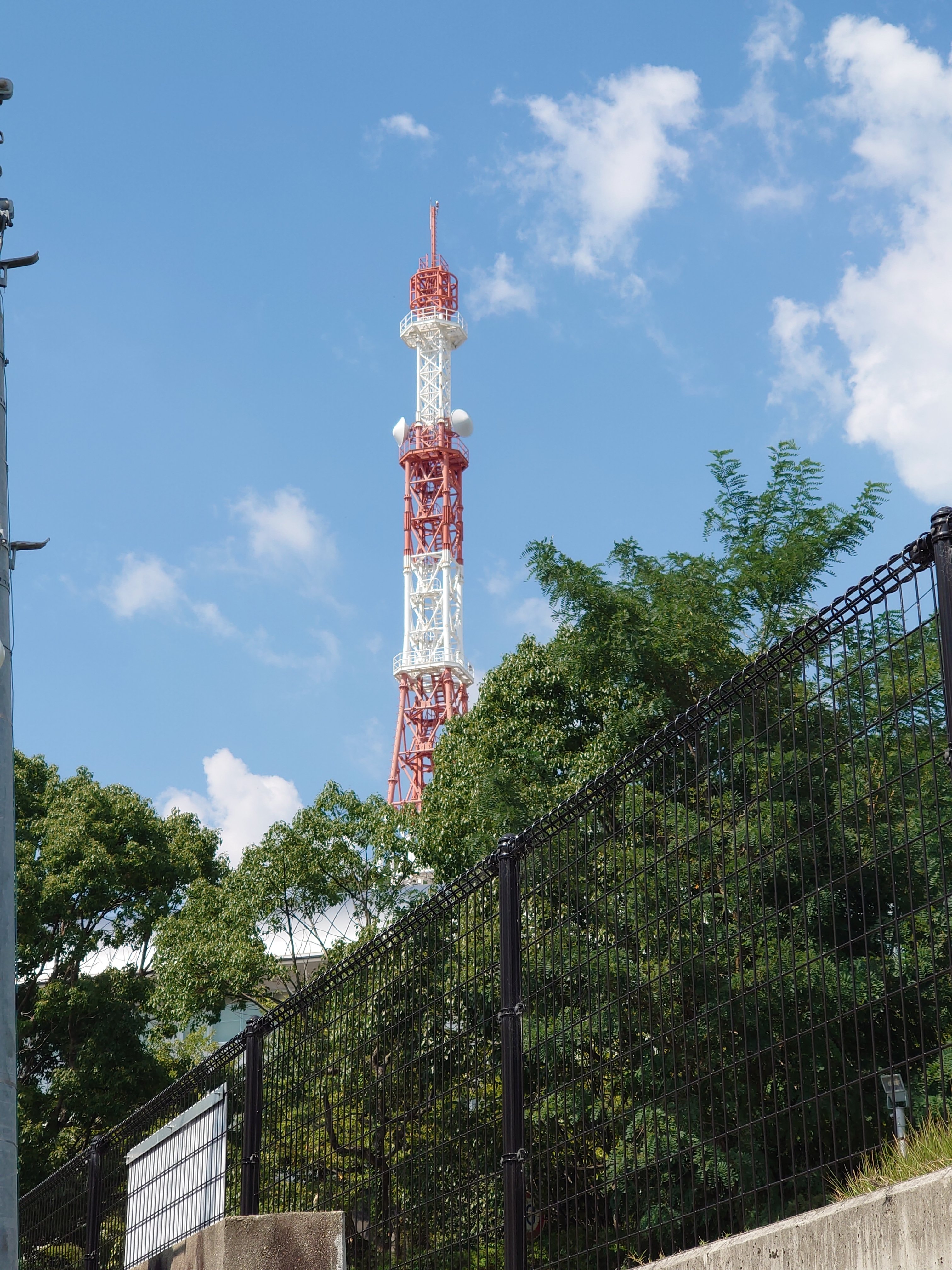 神戸市水道局の奥平野浄水場のタワー|俊樹