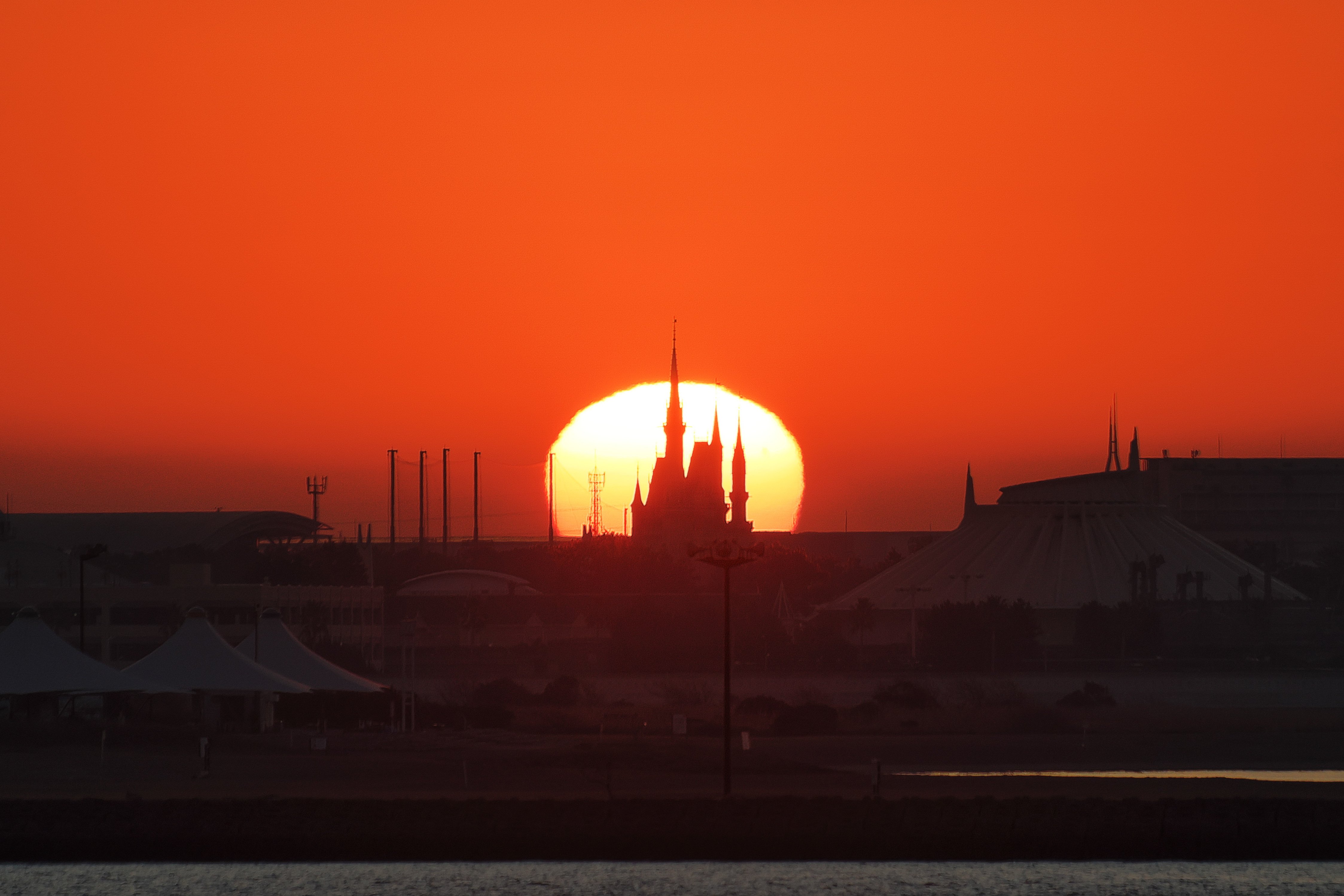 シンデレラ城と朝日｜Toru Shiratori