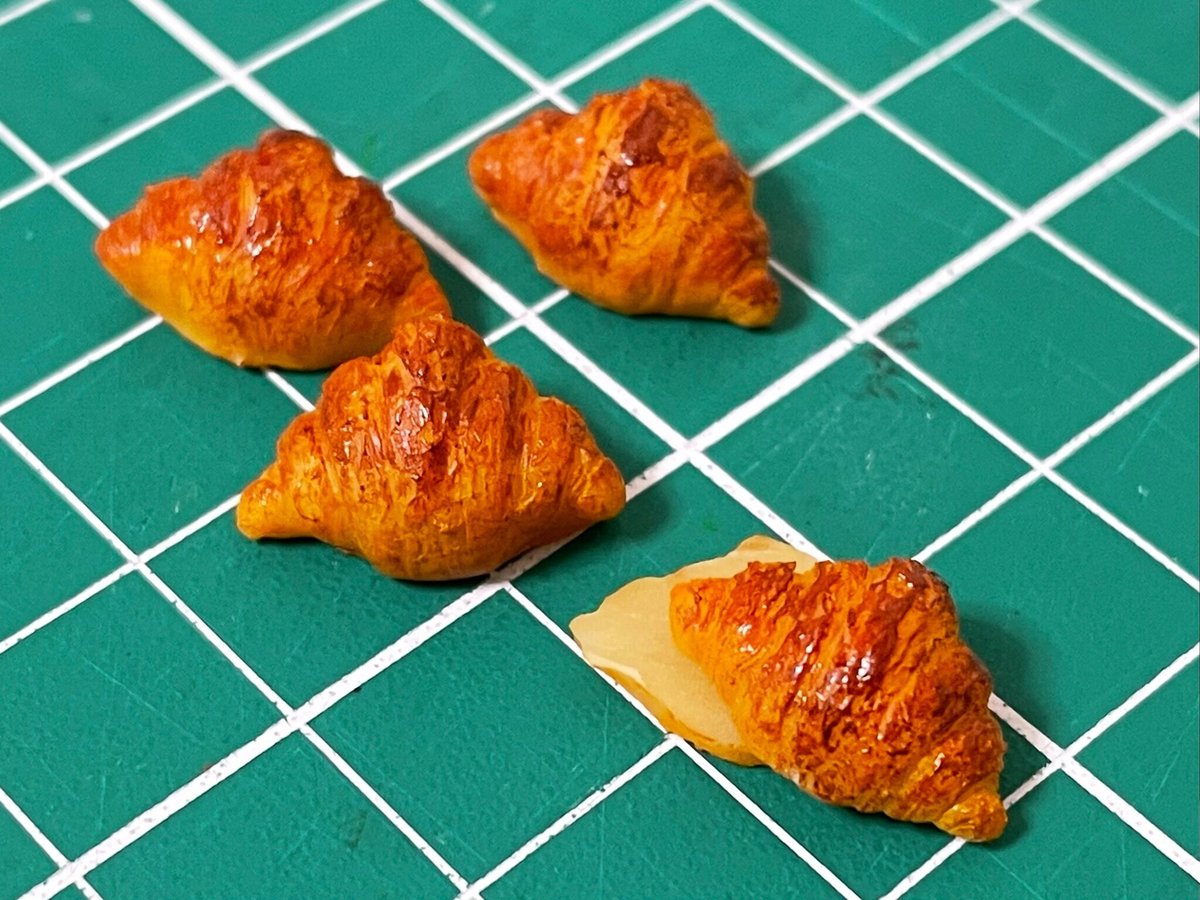 【ミニチュア】イチゴと生クリームのクロワッサンサンド🍓｜goriy66