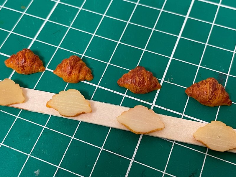 【ミニチュア】イチゴと生クリームのクロワッサンサンド🍓|goriy66