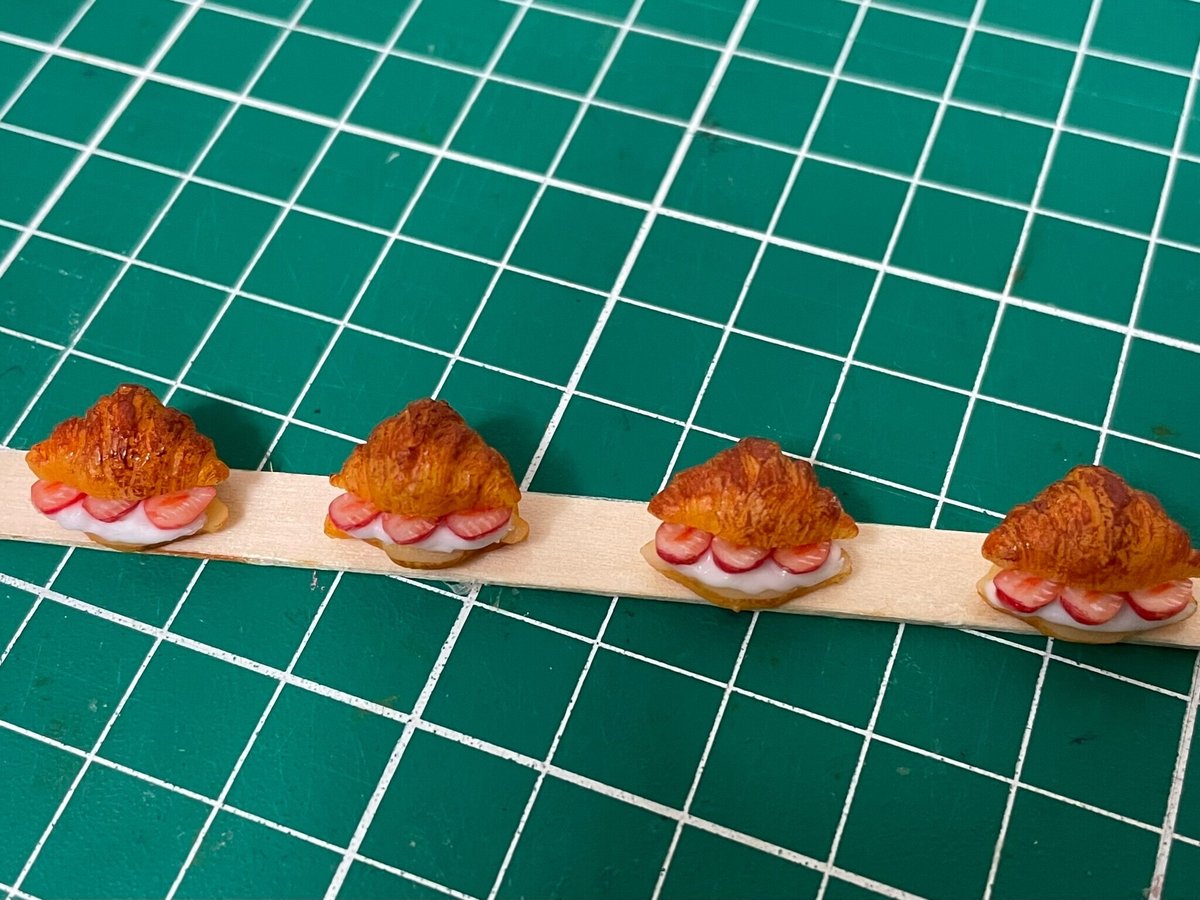 【ミニチュア】イチゴと生クリームのクロワッサンサンド🍓｜goriy66