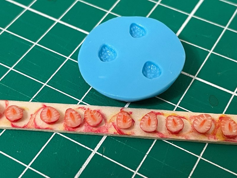 【ミニチュア】イチゴと生クリームのクロワッサンサンド🍓|goriy66