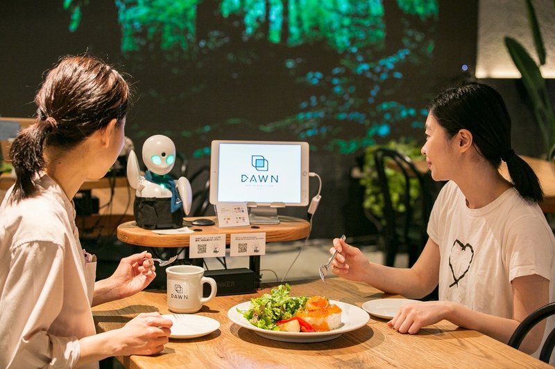 【東京・日本橋】メディアでも話題！見た目はロボット、中身は人間！？分身ロボットOriHimeが接客する『分身ロボットカフェDAWNver.β』の魅力を改めてご紹介！｜分身ロボットカフェDAWN ...