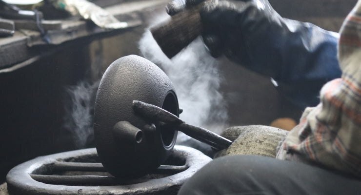 写真とともに、南部鉄器の製作現場を追う。|日本工芸堂公式note 写真とともに、南部鉄器の製作現場を追う。|日本工芸堂公式note
