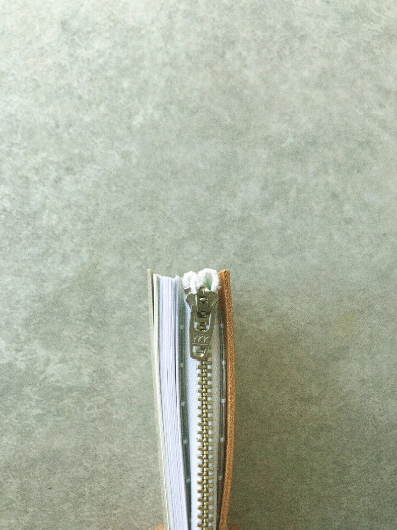 駆け出しノート屋の商品紹介：ノートに着脱可能なジッパーケース!｜NOTEBOOK LABO.