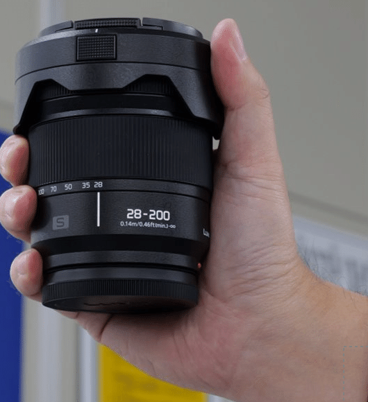 機動力と自由度に優れた世界最小・最軽量(※1)高倍率ズームレンズ「lumix S 28 200mm F4 7 1 Macro O I S 」を