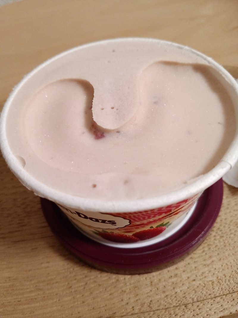 \40th🎉／ 抜群に美味しいから元気をくれる！Häagen-Dazsミニカップ 〜「ストロベリー」🍓〜。｜something-pudding。