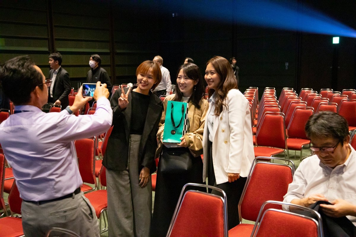 1000名を超える社員が一致団結・AI社長が質疑応答！JBCCグループ2024年度キックオフ【イベントレポート】｜JBCCホールディングス（JBCCグループ）