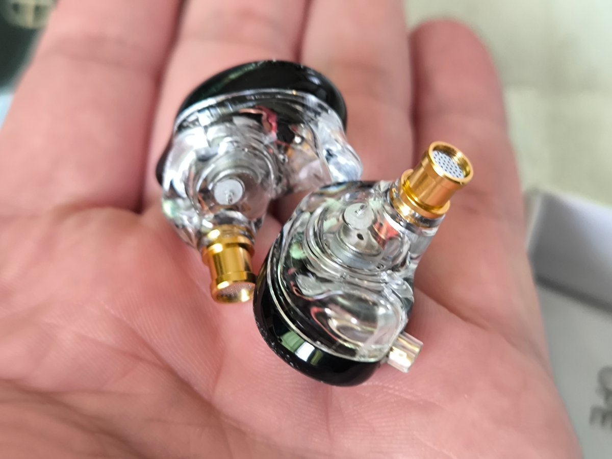 TRN ST7は寒色系と暖色系ノリを併せ持つ独特な個性で30ドルの価格破壊2DD+5BAイヤホン｜西野績葉