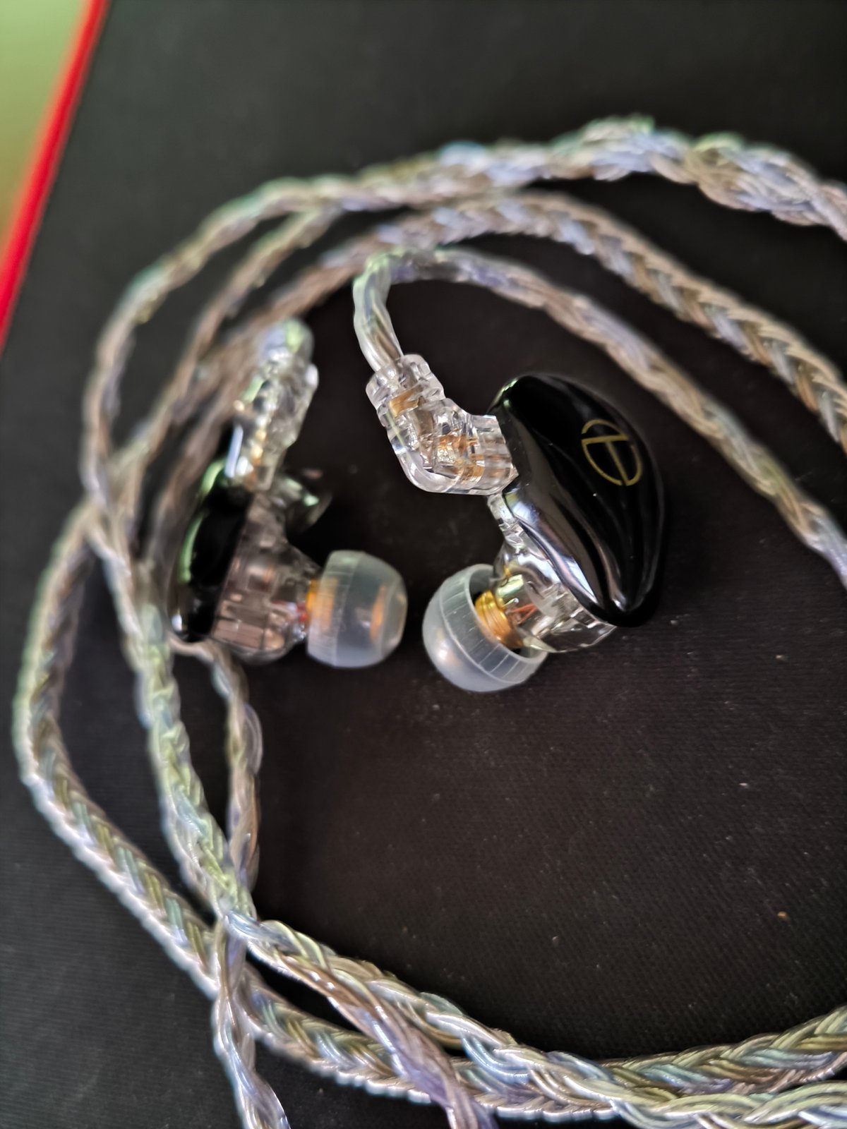 TRN ST7は寒色系と暖色系ノリを併せ持つ独特な個性で30ドルの価格破壊2DD+5BAイヤホン｜西野績葉