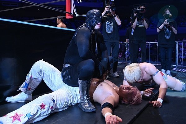 第8試合 海野翔太＆清宮海斗＆上野勇希 vs 上村優也＆KONOSUKE TAKESHITA＆シュン・スカイウォーカー｜新日本プロレスリング