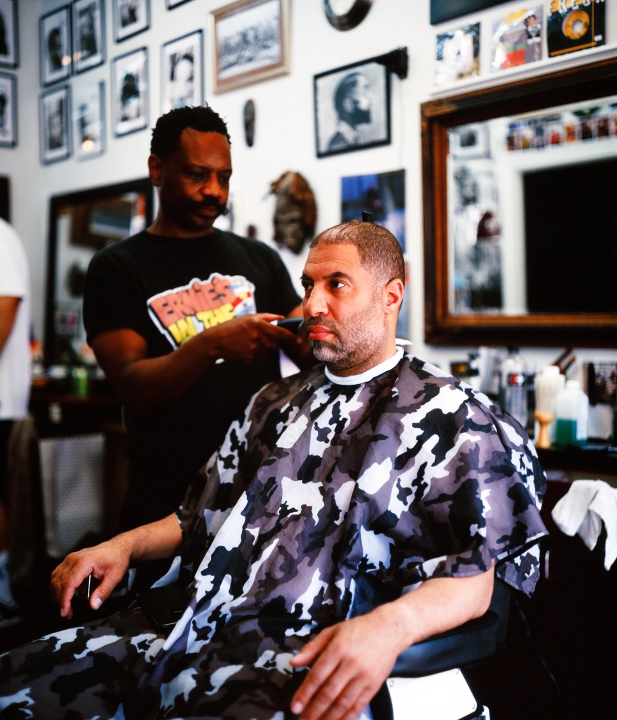 ブローニーポジフィルムで撮ったBarber Shopと、MAKINA 670のストラップ｜MOJA MOJA