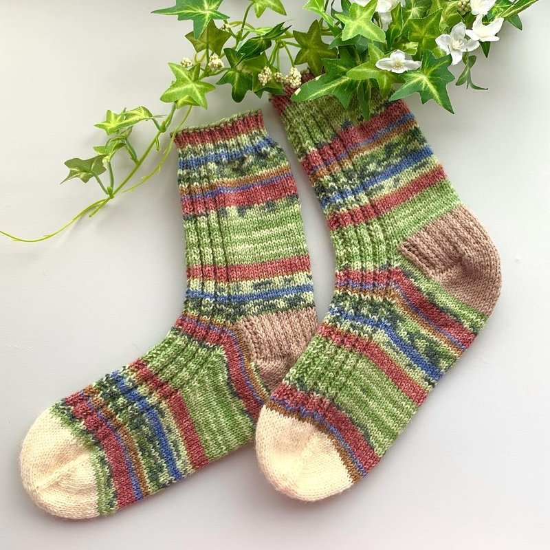 白シャツワンピ×緑とベージュのシックなリブソックス【greenlibsocks】｜cotto mou/編み物と私と日々の徒然