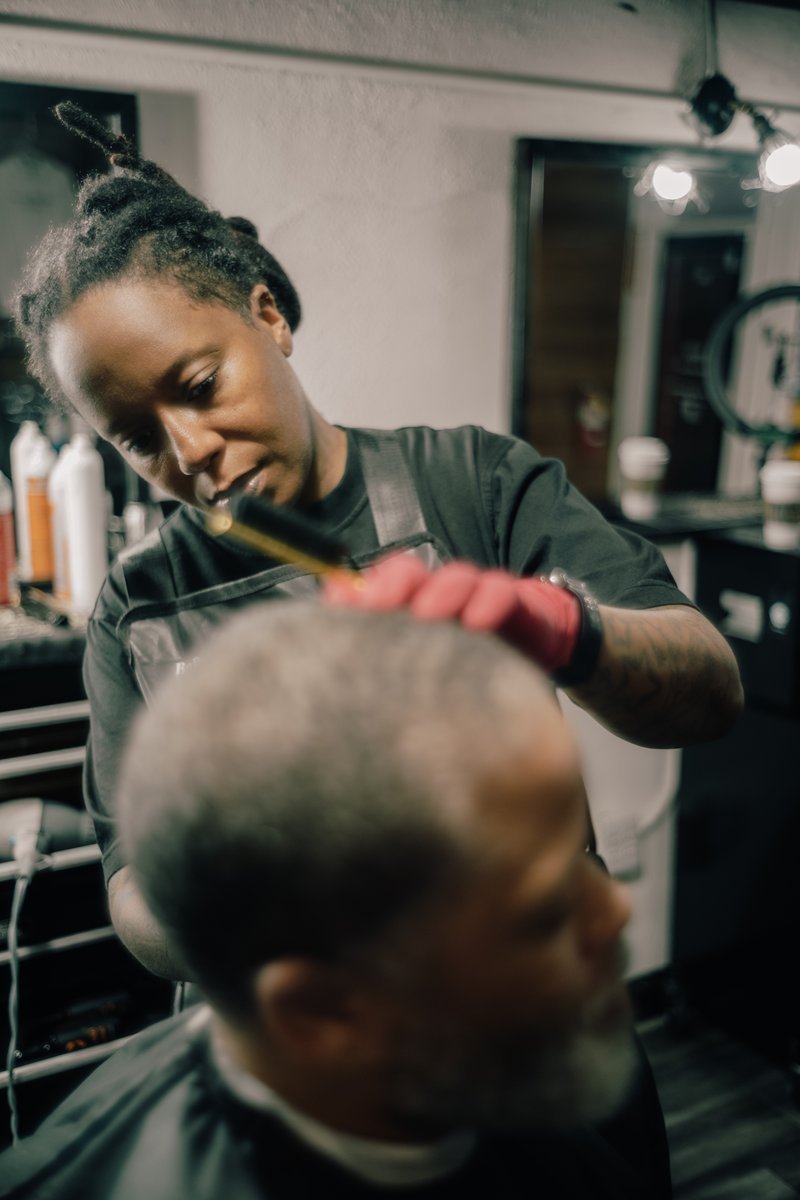 いつもと違う雰囲気のBarber Shop｜MOJA MOJA