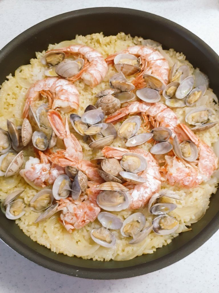 『パエリア🥘』(塩分2.5g÷3人分=0.9g)｜guttyo