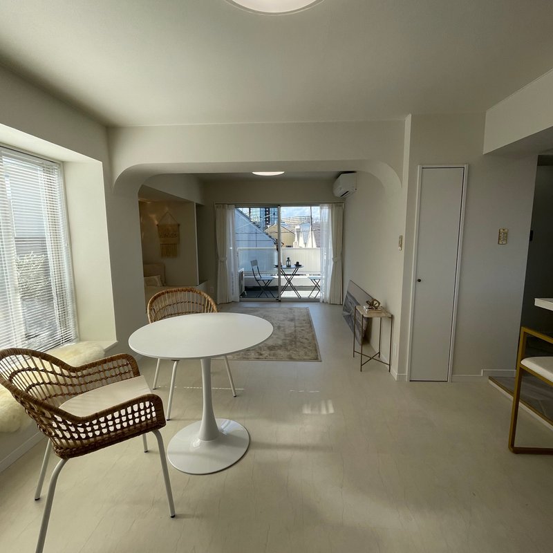 【同棲はここで決まり！】電車で新宿まで9分、渋谷まで14分の家具架電付きの同棲物件！？｜RoomPaのお姉さん