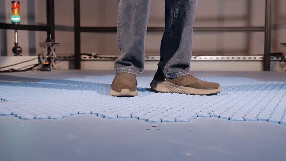 【VR】ディズニーがマット型のVR歩行デバイス「Holo Tile（ホロタイル）」を発表｜𝐑𝐞𝐜𝐚𝐥 (りかる)