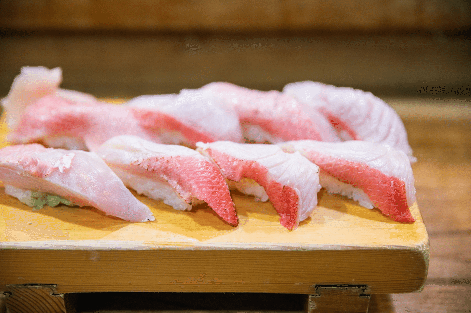 「炙ることでさらに美味しくなった」、寿司として堪能する稲取金目鯛【魚八寿し】｜トラストバンク地域創生ラボ【公式】