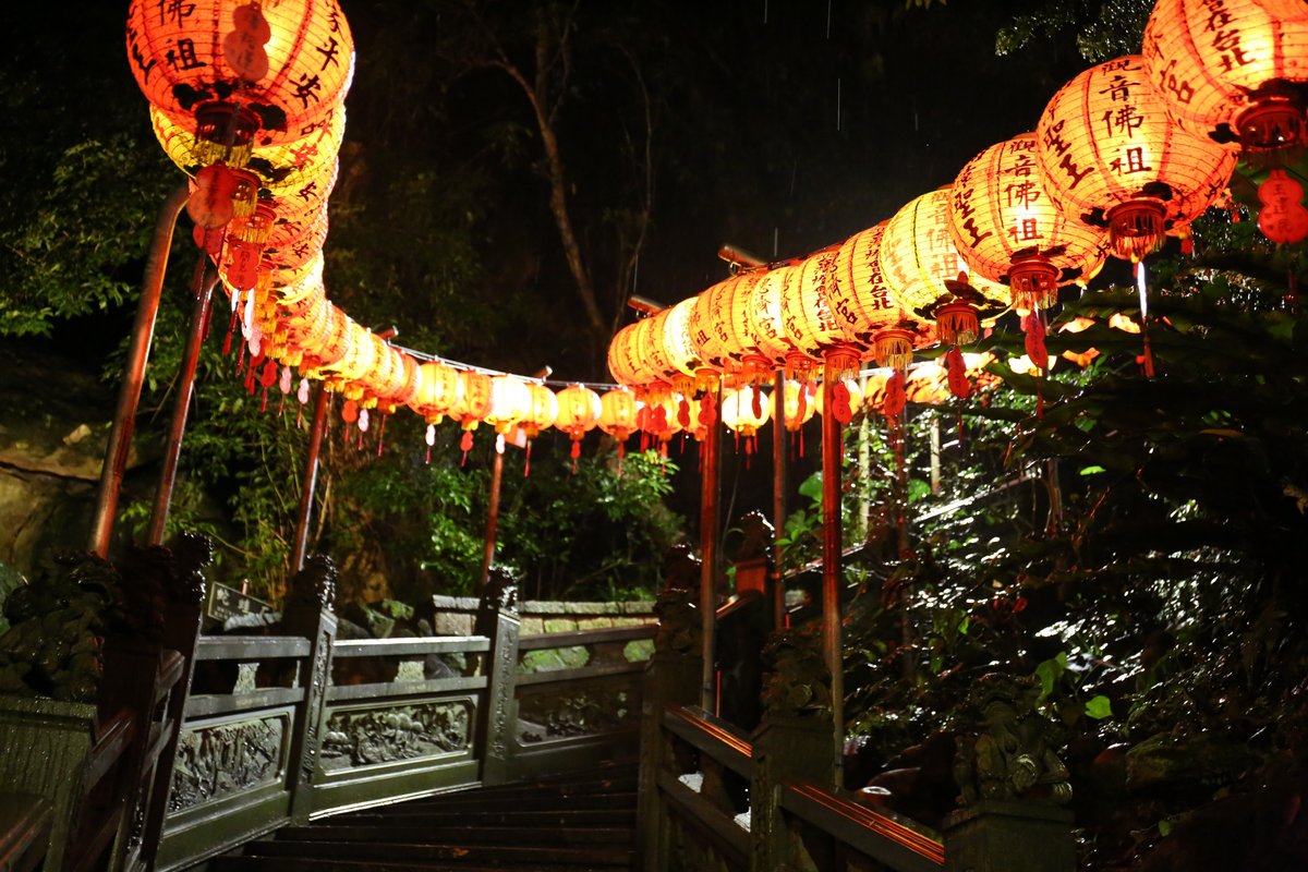 提灯の明かりに照らされる芝山巌恵済宮【台湾旅行】｜tabi_zukky