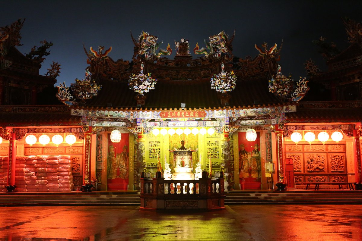 提灯の明かりに照らされる芝山巌恵済宮【台湾旅行】｜tabi_zukky