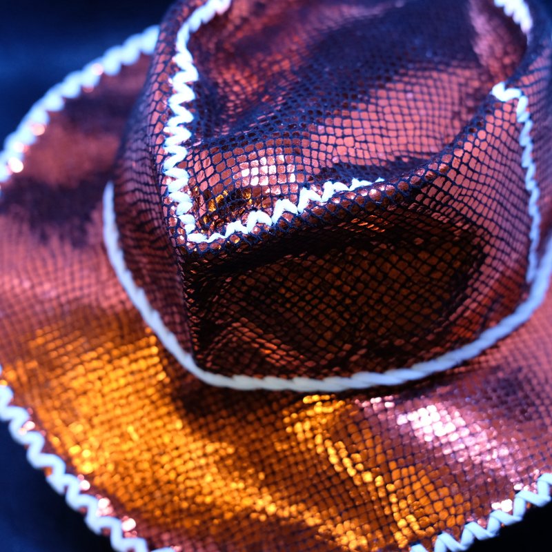 ギタリストichiro氏 ステージ衣装 ギャラクシー・レッド・レザーハット (長渕剛アリーナツアー2024″BLOOD”)｜ボビーアートレザー®︎ 代表クリエイター照下”Bobby”稔