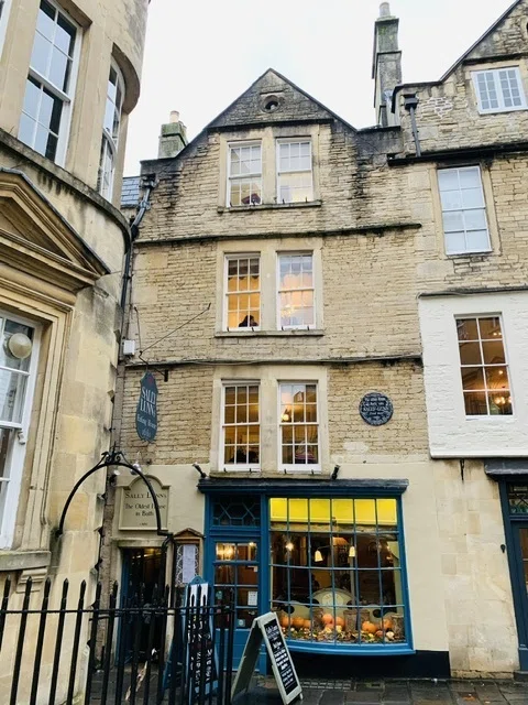 【グルメ】Sally Lunn’s（サリー・ランズ）の Bath Bunn（バース・バン）（イギリス・バース）｜サザヱ
