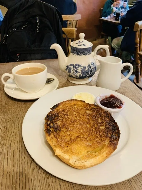 【グルメ】Sally Lunn’s（サリー・ランズ）の Bath Bunn（バース・バン）（イギリス・バース）｜サザヱ