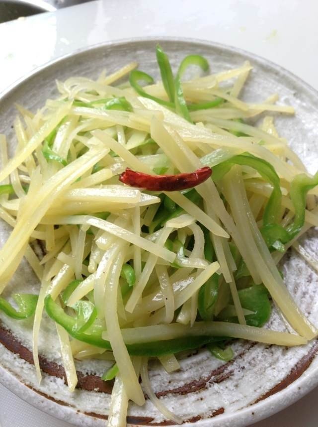 炒青椒土豆丝 chao qing jiao tu dou si チャオ チンジャオ トゥドォウ スー/ ピーマンとじゃがいもの炒め物｜古原貴大