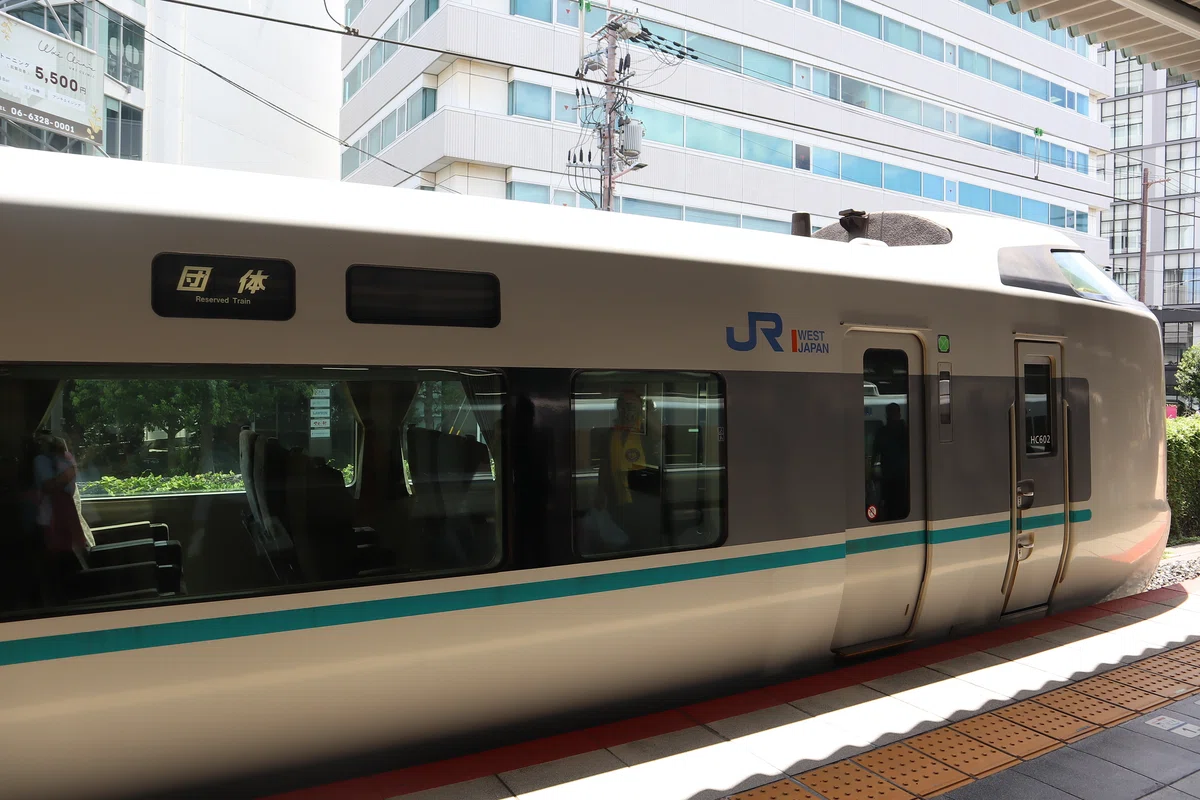 JR西日本287系で京阪神の貨物駅へ入線（クラブツーリズム鉄道部関西貨物線ツアー）｜ryokichi