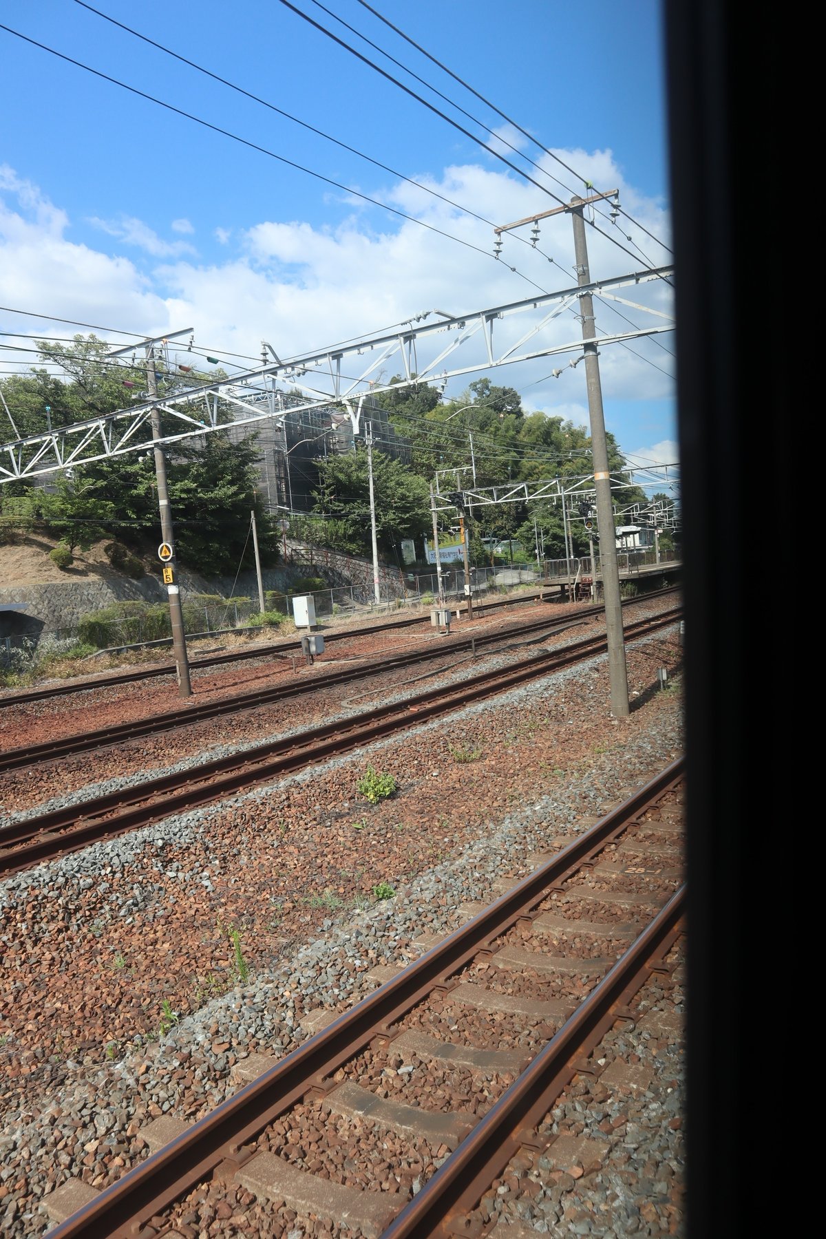 JR西日本287系で京阪神の貨物駅へ入線（クラブツーリズム鉄道部関西貨物線ツアー）｜ryokichi